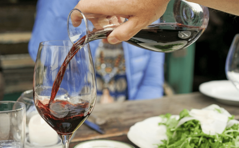 รู้จักวิธีดื่มไวน์แดงฉบับมือใหม่ เสริมรสชาติไวน์แดงอย่างดี